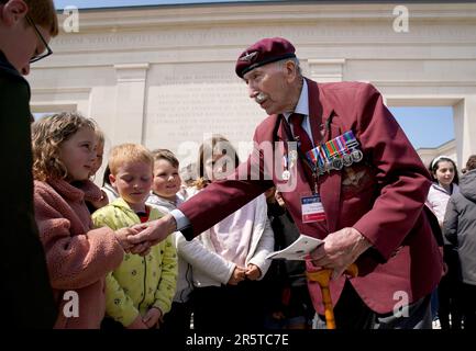 D-Day veteran Tom Schaffer (left), 13th Battalion Parachute Regiment ...