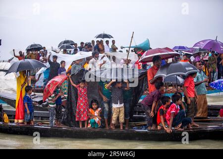 Spectators enjoying a traditional boat race on the Jamuna River ...