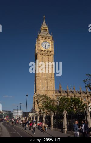 The newly restored Big Ben clock-face on the Elizabeth Tower at the ...
