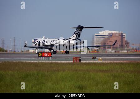 Global Express N822VP Departing Toronto Pearson Airport, Runway 06L ...