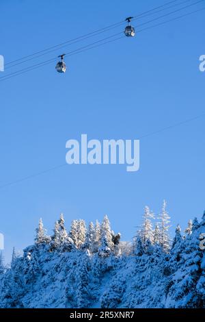 two cable car gondolas on the Gerlitzen Alp Stock Photo - Alamy