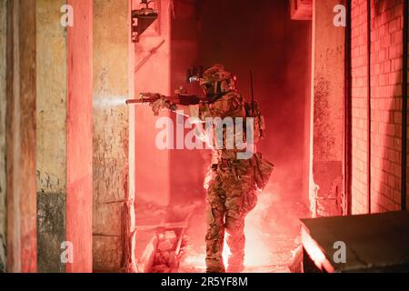 Expert team of soldiers attacking enemy during military operation Stock ...