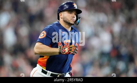 Houston Astros' Yainer Diaz runs up the first base line against the New ...