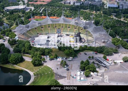Munich, Germany. 06th June, 2023. Stage technicians build the stage for ...