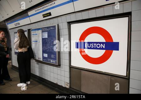 Euston underground station sign Stock Photo - Alamy