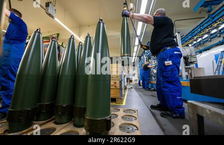 06 June 2023, Lower Saxony, Unterlüß: 120-millimeter KE tank ammunition ...