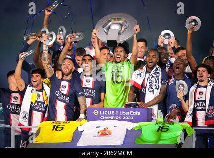 Players of PSG lift the trophy after winning the Champions League ...