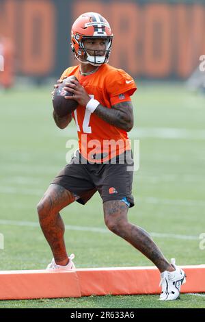Cleveland Browns quarterback Dorian Thompson-Robinson throws during an ...