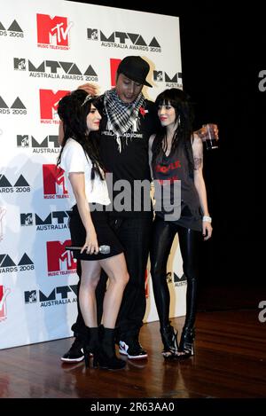 New Zealand rapper Scribe with The Veronicas The MTV Australia Awards ...