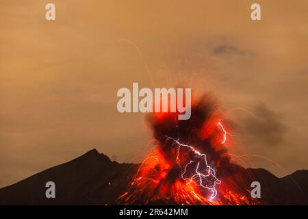 Volcanic lightning on Sakurajima Stock Photo - Alamy
