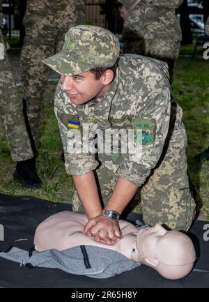 Kiev cadet children show first aid techniques to victims. Kyiv's ...