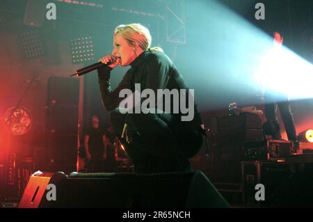 Milan Italy 2003-04-07 : Sandra Nasić singer of Guano Apes in concert ...