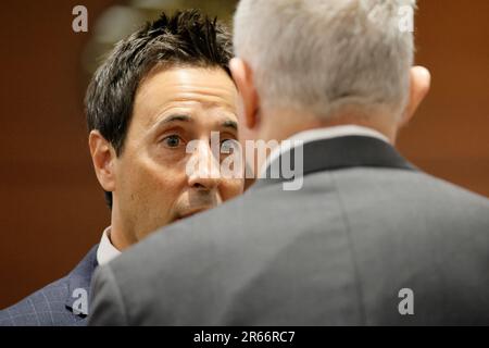Defense attorney Mark Eiglarsh, left, chats with Assistant State ...