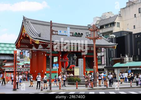The symbol of Asakusa, Kaminarimon Stock Photo - Alamy