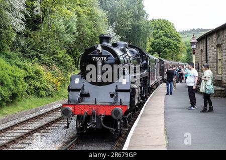 BR Standard Class 4MT 4-6-0 75078 arriving at Oxenhope on the Keighley ...