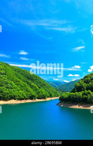 Lake Kuzuryu and mountain range Stock Photo - Alamy