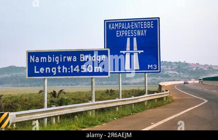 Auf dem neuen, von China gebauten Kampala-Entebbe Expressway in Uganda ...