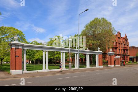 Colonnade and gateways at South end of Queen Anne Square, Cathays ...