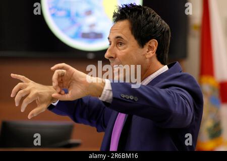 Defense attorney Mark Eiglarsh questions a witness during the trial of ...