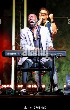 Tim Howar und Andrew Roachford von Mike and the Mechanics live bei ...