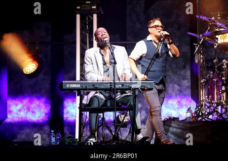 Tim Howar und Andrew Roachford von Mike and the Mechanics live bei ...