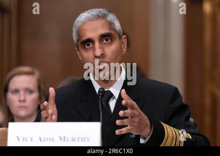 U.S. Surgeon General, Dr. Vivek Murthy, right, and his wife Alice Chen ...