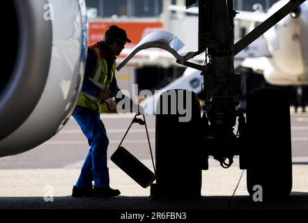 SCHIPHOL - 09/06/2023, KLM staff near an airplane at Schiphol. ANP ...