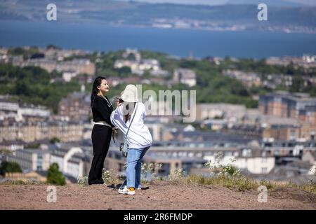 edinburgh, United Kingdom. 09 June, 2023 Pictured: Tourists in ...