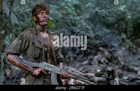 PLATOON, Charlie Sheen, 1986. (c) Orion Pictures/ Courtesy: Everett ...