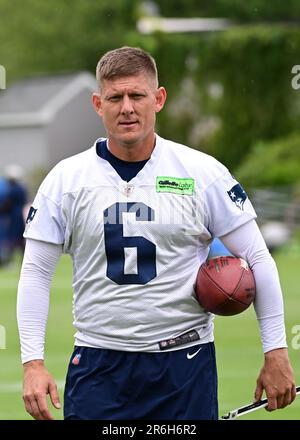 New England Patriots place kicker Nick Folk (6) kicks against the New ...