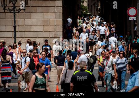 Visitors crowd Barcelona's downtown streets in the Gothic Quarter Stock ...