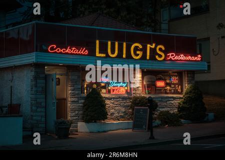 Luigis Restaurant vintage neon sign at night, Ridgefield Park, New ...