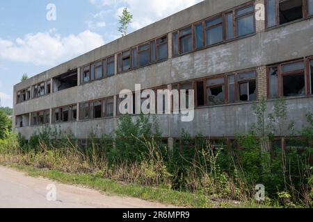 Hole in a destroyed safety glass window Stock Photo - Alamy