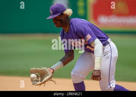 LSU first baseman Tre' Morgan (18) makes an out against Tennessee in ...