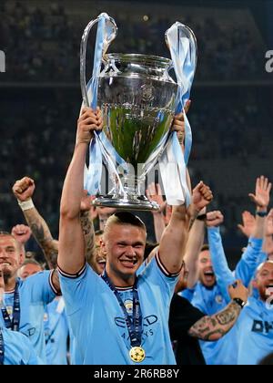 Erling Haaland of Manchester City and his teammates celebrate 0-1 lead ...
