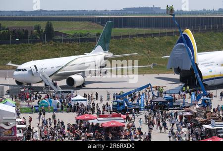 Schkeuditz, Germany. 11th June, 2023. Visitors view an Antonov A124 ...