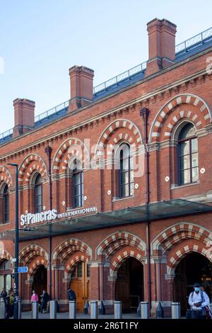 Entrance on Pancras Road to Kings Cross St. Pancras mainline station ...