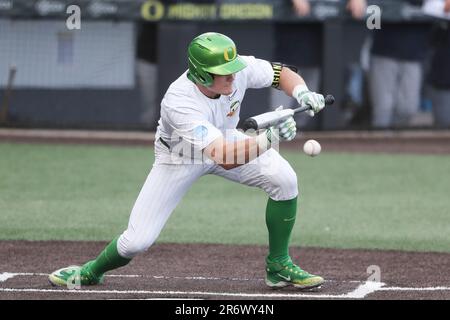 Oregon outfielder Bryce Boettcher (28) scores a run against Oral ...