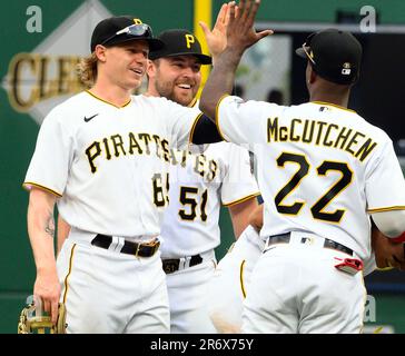 New York Mets pitcher Jack Leathersich, left, talks with catcher ...