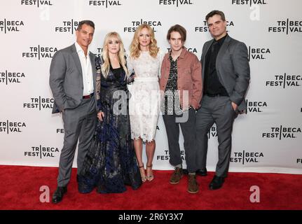 Johnathon Schaech, left, Barbara Crampton, Heather Graham, Judah Lewis ...