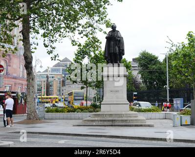 Thomas Moore ( Irish poet and composer ) memorial statue in Dublin ...