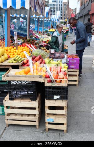 Market stalls on Moore Street Market, Dublin, Ireland Stock Photo - Alamy