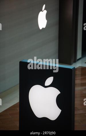 Apple flagship store in Marina Bay in Singapore Stock Photo - Alamy
