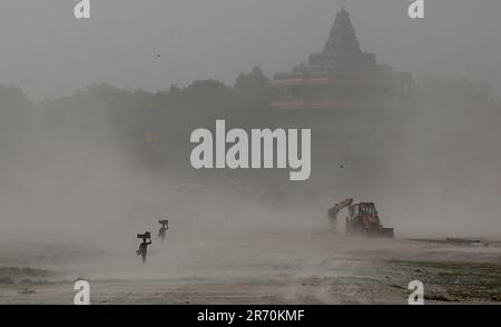 Prayagraj, India. 12/06/2023, Indian people brave heat wave condition ...