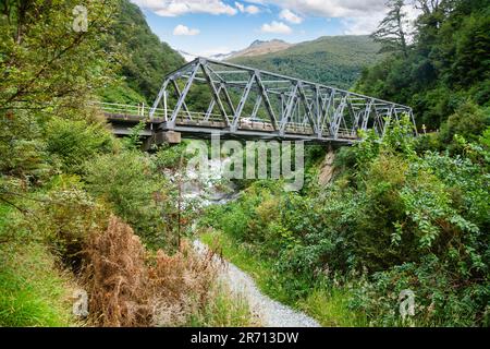 ROAD BRIDGE OVER HAAST RIVER SOUTH ISLAND NEW ZEALAND Stock Photo - Alamy