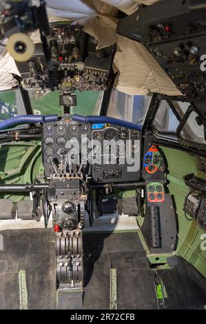 DH Comet 106 1A with square windows at the De Havilland Aircraft Museum ...
