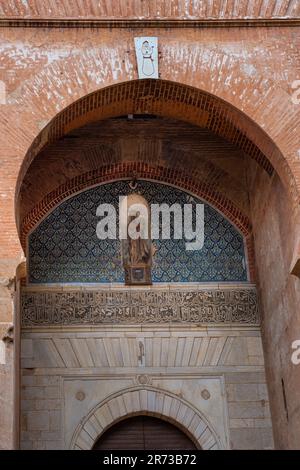 Key (islamic symbol) at Gate of Justice (Puerta de la Justicia) at ...