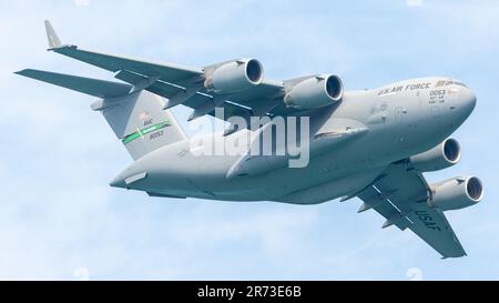 The massive cargo plane flying overhead Stock Photo - Alamy