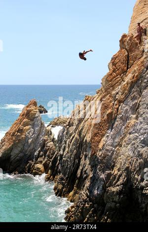 A diver diving from the La Quebrada cliff, Acapulco, State of Guerrero, Mexico Stock Photo - Alamy
