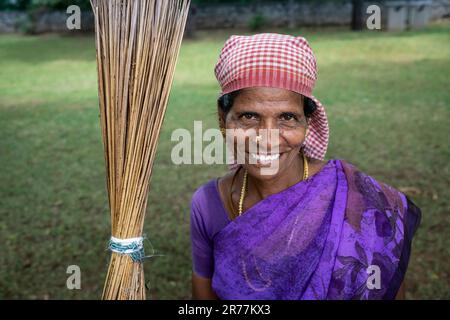 Street sweeper in traditional clothing, Kailasanatha Temple ...